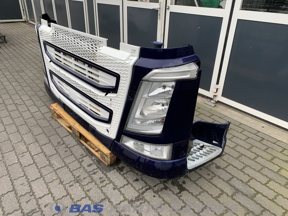 Front bumper complete Volvo FH4 82208512 82208512, 21221129, 84049560 ...