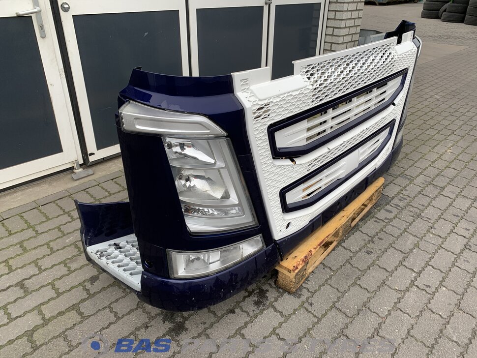Front bumper complete Volvo FH4 82208512 82208512, 21221129, 84049560 ...