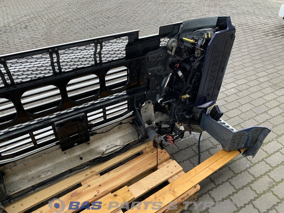Front bumper complete Volvo FH4 82208512 82208512, 21221129, 84049560 ...